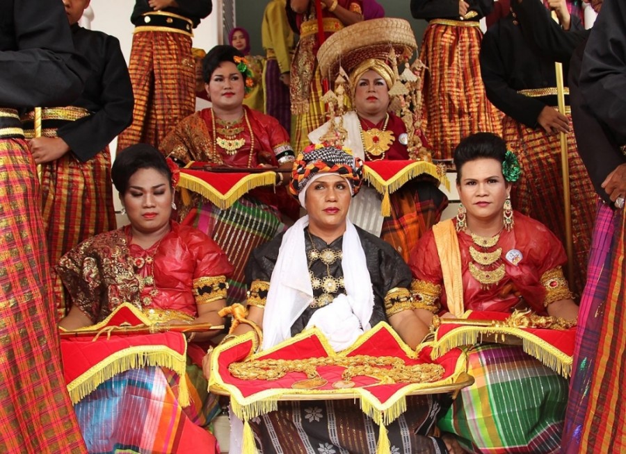 The Bugis community recognizes FIVE genders. How does that even work?